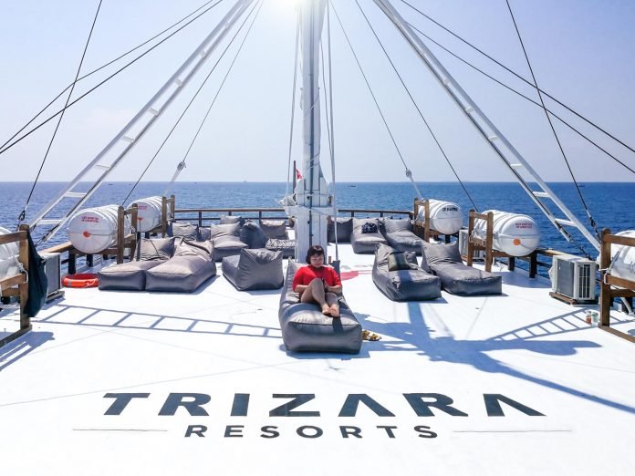 Sailing to Pulau Seribu on the Phinisi Boat de Kartini by Trizara ...
